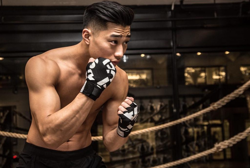 美籍韩裔 Joey Kiho Kim 高材医学生的健壮性感魅力。 - Iconicmen