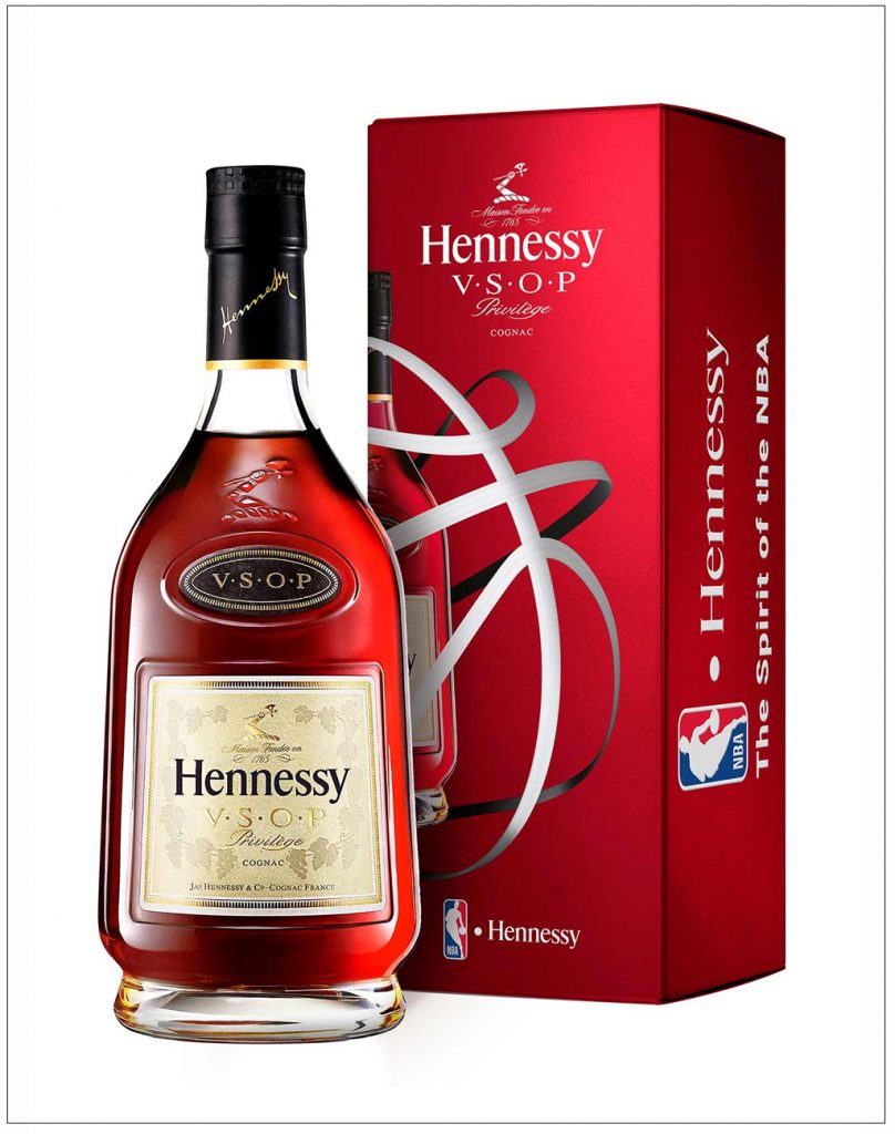 全球最流行的干邑 Hennessy 成为 NBA 史上首位全球官方烈酒合作伙伴，推出「NBA 联名特别版包装盒」。 - Iconicmen