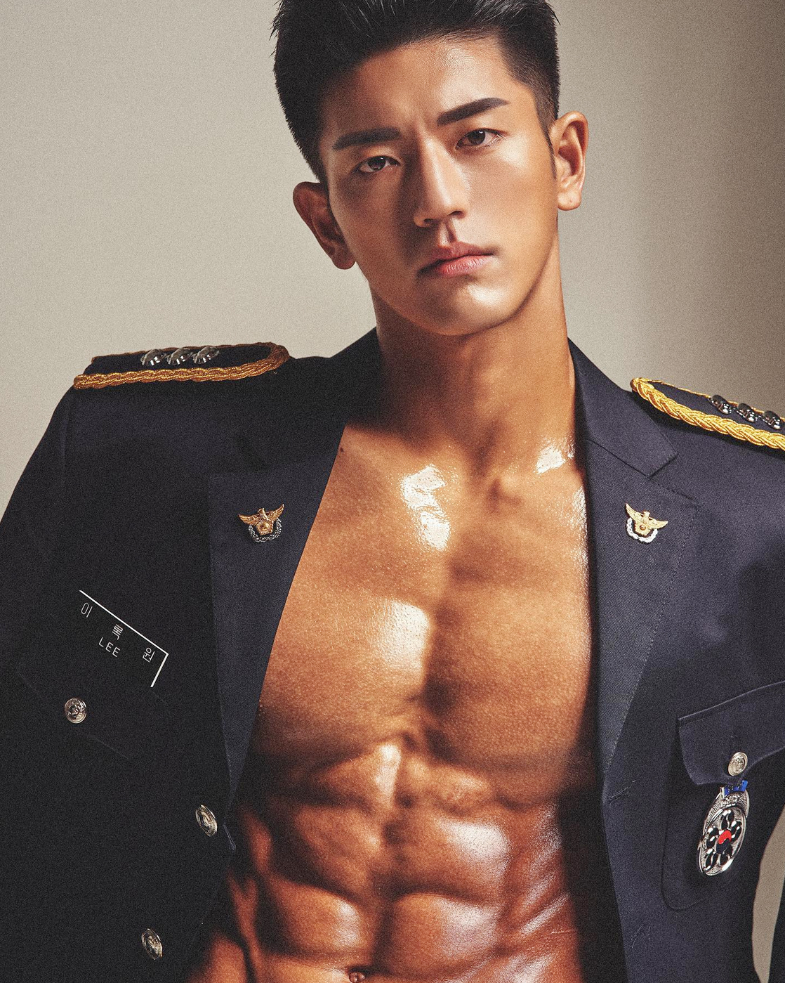 韩国高颜值猛男警察 - 李绿元，警界中闪亮的一颗星。 - Iconicmen