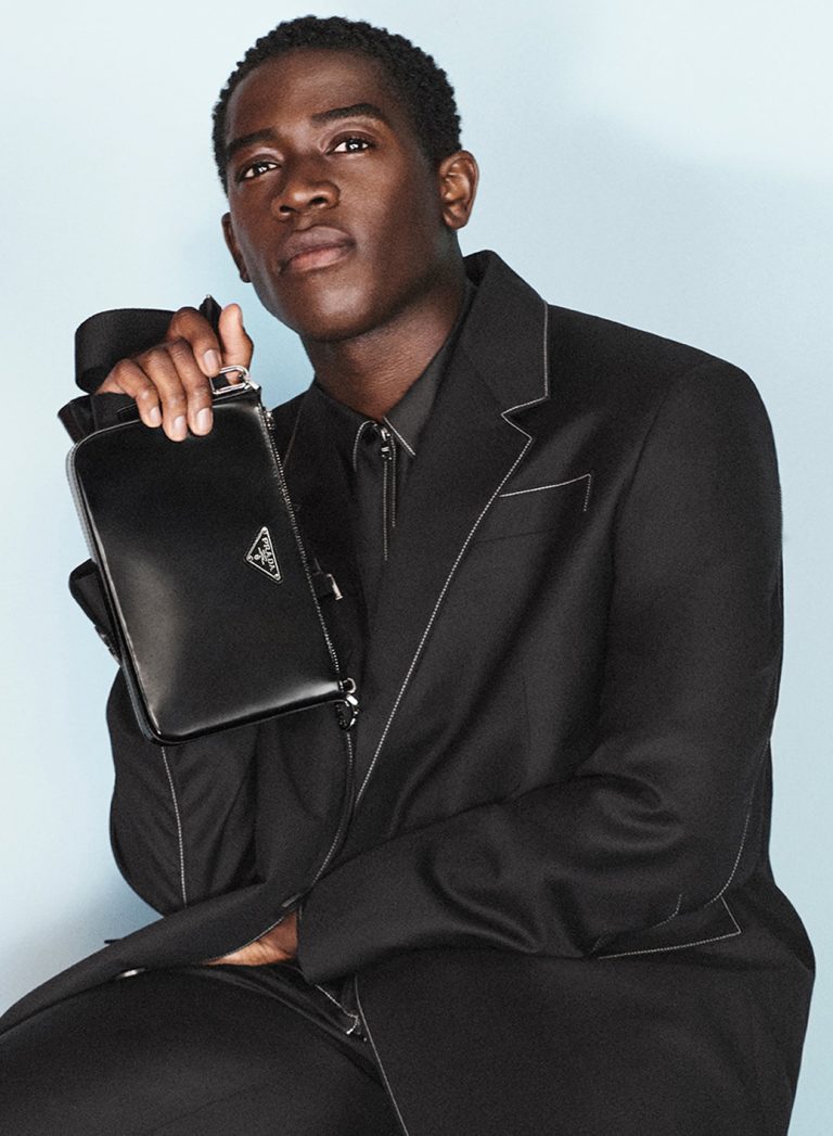 PRADA 以简单姿态绎出 2022 假日系列广告大片。 - Iconicmen