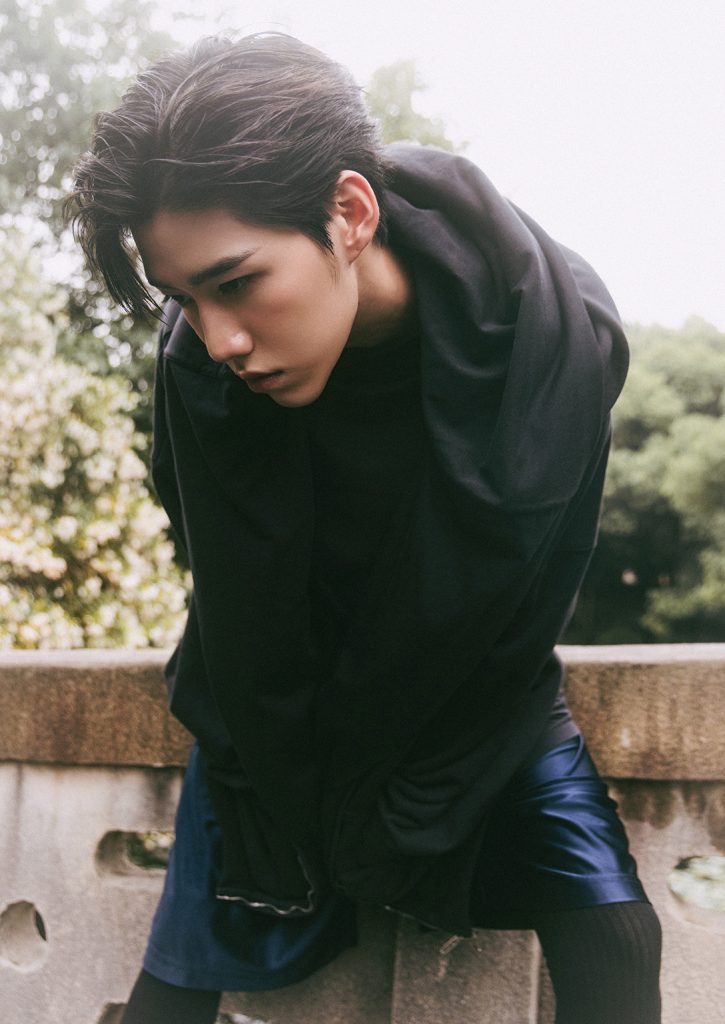 泰国新生代男星 PP Krit 表现力超绝，完美诠释了全新 Balenciaga 的设计风格。 - Iconicmen