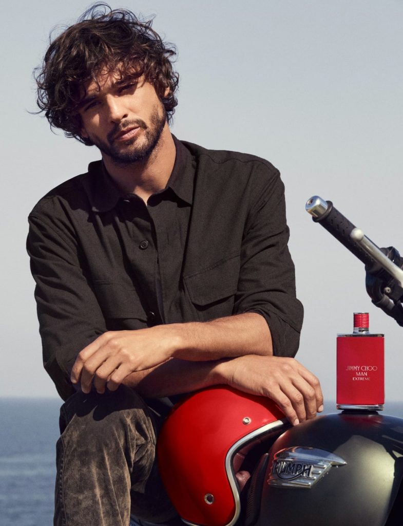 跟随国际名模 Marlon Teixeira， 跨上摩托车，疾驰于海岸公路，追寻 JIMMY CHOO MAN EXTREME 极致淡香精，铺 ...